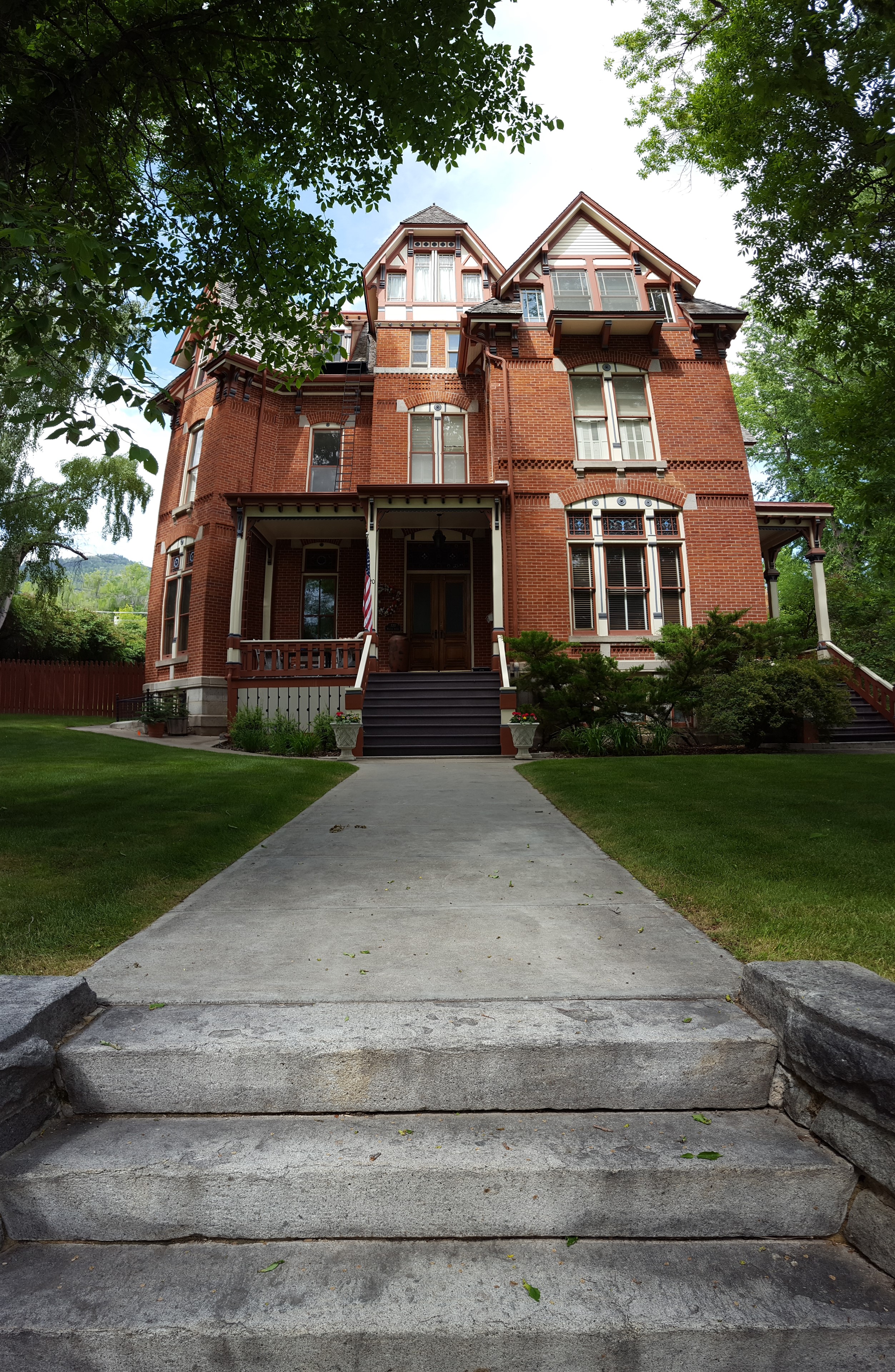 Locations Hub - Mansion Historic District (Helena)